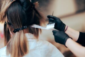 Cabello dañado tras una decoloración: ¿cómo repararlo? - Luxéol